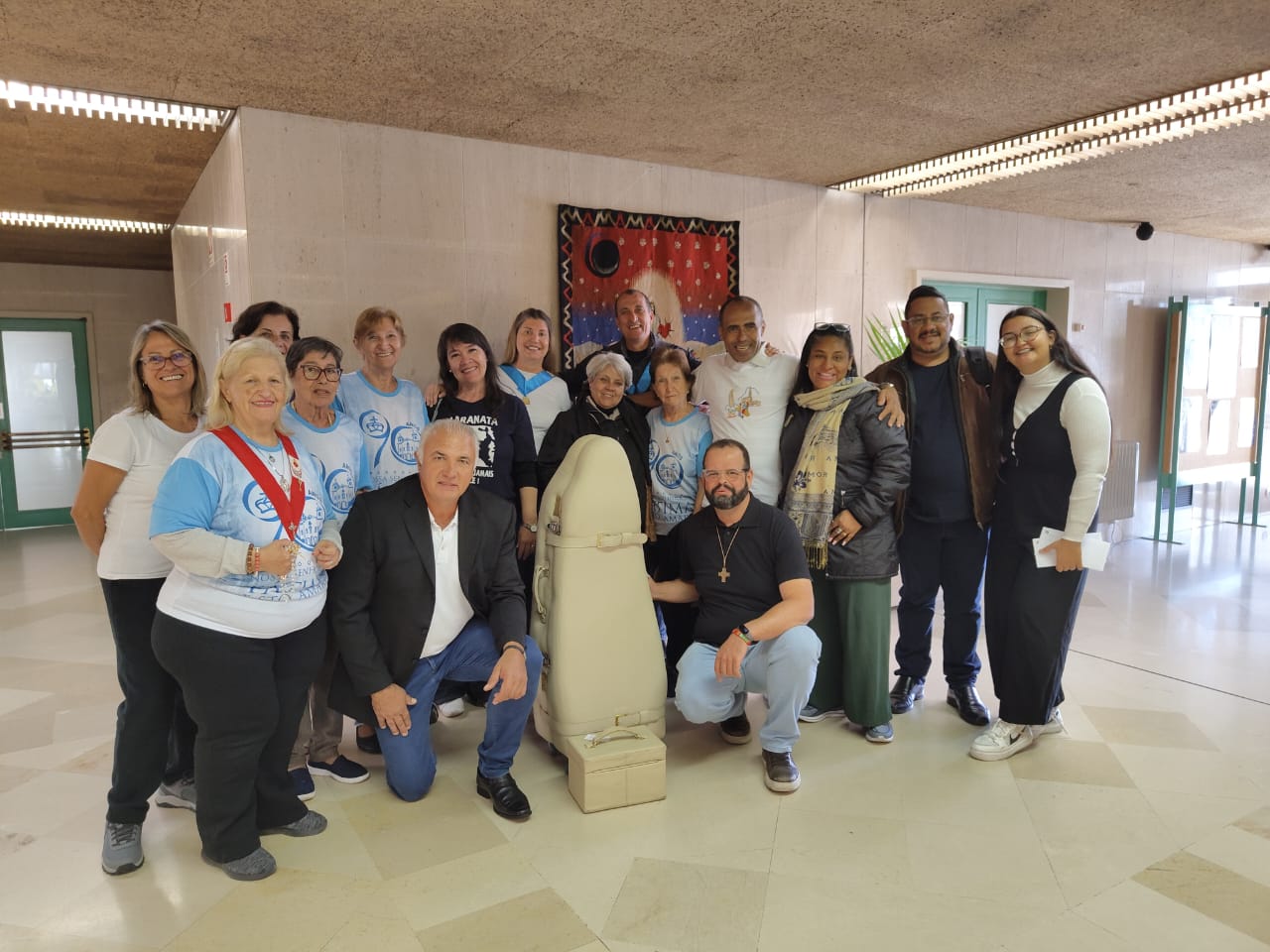 Comissão para buscar a imagem de Nossa Senhora de Fátima em Portugal ...
